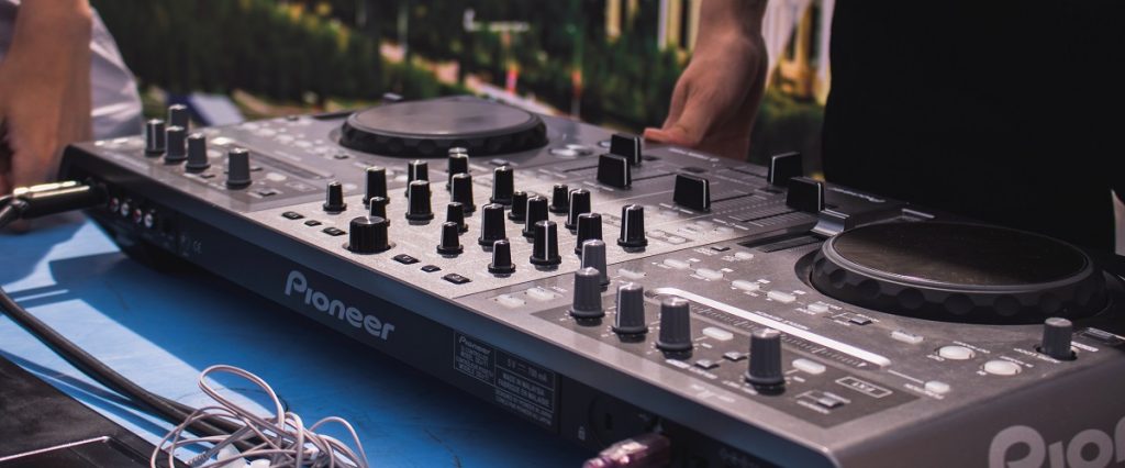 Essential Dj Tips: 12 Dj Tips For Beginner And Advanced Djs!
