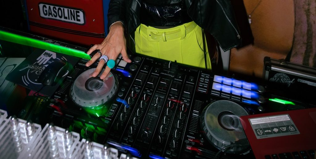 DJ Controllers Vs Turntables Vs CDJ: Which Setup Is Best for You?