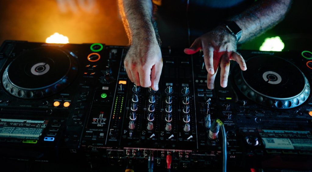 DJ Controllers Vs Turntables Vs CDJ: Which Setup Is Best for You?
