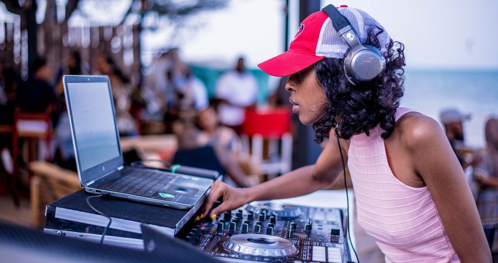 Essential Dj Tips: 12 Dj Tips For Beginner And Advanced Djs!